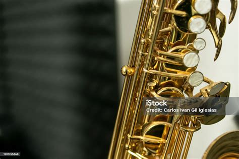 황금 색소폰의 빛나는 진주 열쇠 개폐 봉이있는 나무 악기의 몸을 클로즈업 색소폰 연주자에 대한 스톡 사진 및 기타 이미지 색소폰 연주자 우아 색소폰 Istock