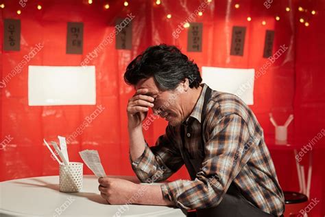 50대 중년 불경기 컨셉 상인 걱정 어두운표정 사회양극화 사회이슈 위기 스트레스 이미지 Jv12216740 게티이미지뱅크