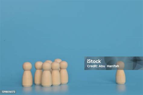 영향력과 권한 부여를 보여주기 위해 팀 앞에 서있는 나무 인형 인물 비즈니스 리더십의 개념 20 29세에 대한 스톡 사진 및 기타 이미지 Istock