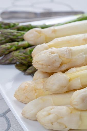 흰색 및 녹색 아스파라거스 채소의 새로운 수확 봄 시즌 요리 할 준비가 아스파라거스를 씻어 레스토랑 봄 메뉴 0명에 대한 스톡