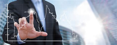 분석 및 재무 새로운 계획의 변화 비즈니스 성장 아이디어 및 관점 주식 투자 및 비즈니스 및 주식 시장의 배당금 수익률에 대한 태블릿 막대 그래프를 보유한 사업가 개념에