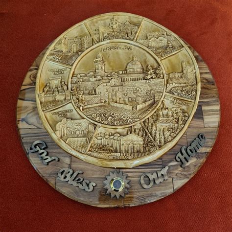 תבליט ירושלים על עץ זית