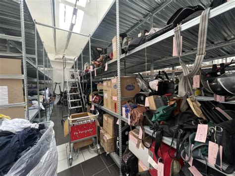 Scimitarre E Sex Toys Tra Gli Oggetti Smarriti Dentro Lufficio Che Sembra Quasi Un Museo «i