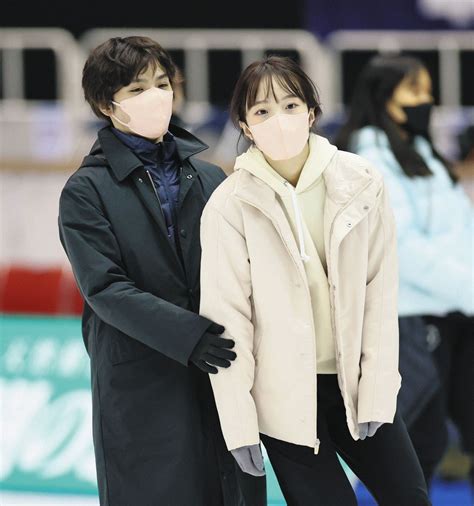宇野昌磨が開演前に本田真凜の腕に手を添える【写真】：中日スポーツ・東京中日スポーツ
