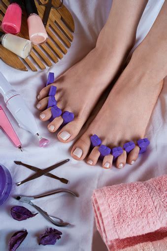 흰색 발톱과 여성의 발에 페디큐어를 적용 발가락 분리기와 발에 대한 스톡 사진 및 기타 이미지 발 20 29세 가꿔주기 Istock