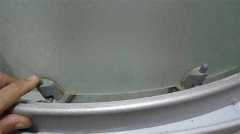 Как заменить ролики на дверце душевой кабины?