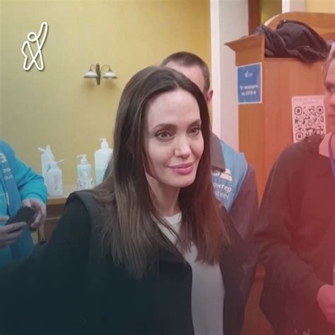 ანჯელინა ჯოლი ლვივის რკინიგზის სადგურზე დევნილებს ხვდება ანჯელინა ჯოლი ლვივის რკინიგზის