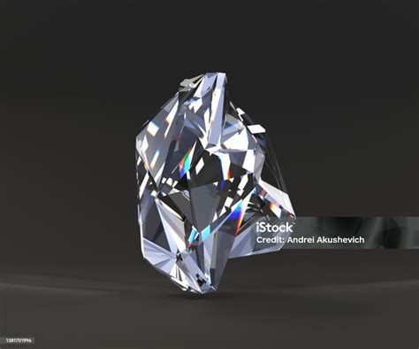 검은 색 배경에 고립 된 귀중한 투명 돌 빛나는 크리스탈 또는 다이아몬드 유리 원시 바위 광물에 굴절 빛 무지개 빛 보석 보석 사파이어 또는 석영 사실적인 3d 렌더링