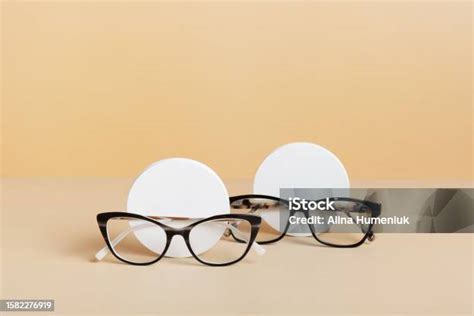 색깔 있는 배경에 안경을 쓴 석고 요소들 광학 상점 시력 테스트 세련된 안경 개념 안경에 대한 스톡 사진 및 기타 이미지 안경 0명 개성 개념 Istock