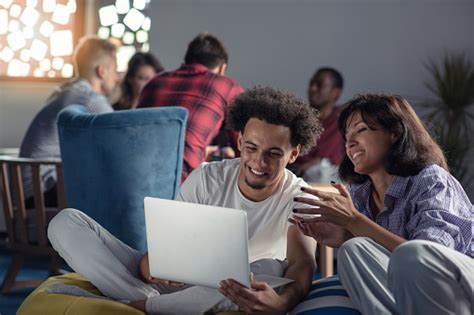 비즈니스 시작 기술 및 사람들 개념사무실에서 노트북 및 태블릿 Pc 컴퓨터와 함께 행복 한 국제 크리에이 티브 팀 개념에 대한 스톡 사진 및 기타 이미지 Istock