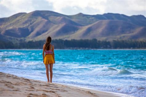 Une belle fille se promène le long d une plage paradisiaque sur l île hawaïenne d oahu