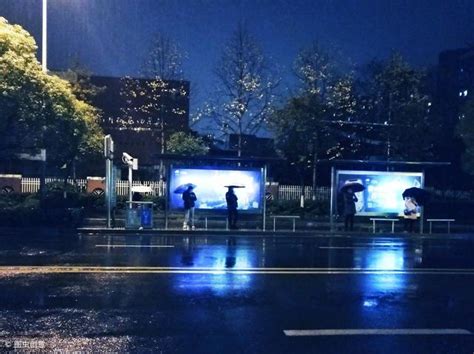 寫春夜細雨綿綿雨打芭蕉夜半坐起聽雨的上聯聲聲夜雨芭蕉里 每日頭條