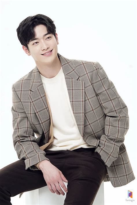 이슈 유머 소속사에서 풀어준 서강준 화보 비하인드