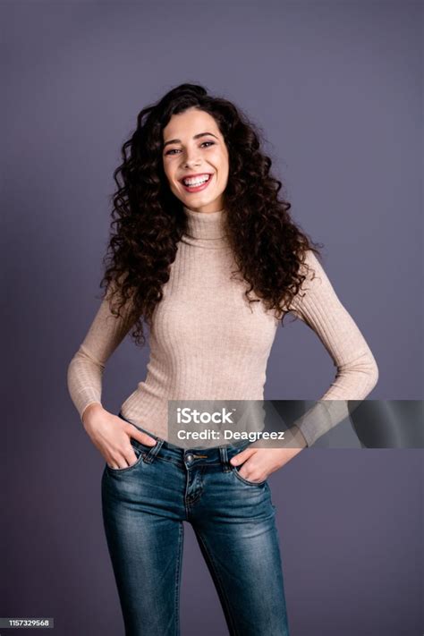 수직 클로즈업 사진 놀라운 그녀 그녀의 여자 이상적인 통통 입술 팔 은 진심으로 자신감 침묵 볼륨 헤어 스타일 흰색 치아를 착용