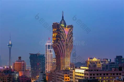 澳门城市风光照片在夜全部的旅馆和塔是富有 包图企业站