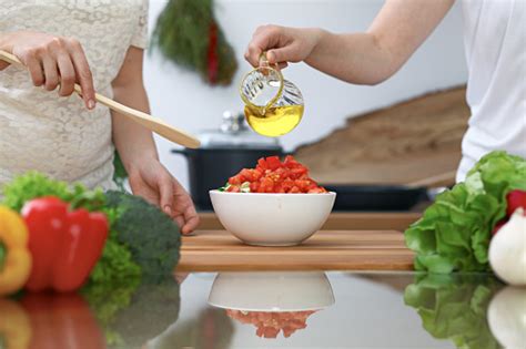 4 개의 인간 손 클로즈업 부엌에서 요리는 신선한 샐러드를 준비 하는 동안 재미는 친구 채식 건강 한 식사와 우정 개념 가까운에 대한 스톡 사진 및 기타 이미지 Istock