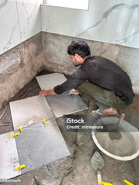 욕실 바닥에 다이아몬드 패턴의 회색과 흰색 대리석 타일을 설치하는 전문 타일러의 이미지 현대 리노베이션 및 주택 개선 프로젝트 30 34세에 대한 스톡 사진 및 기타 이미지