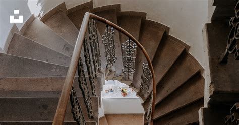채광창이있는 건물의 나선형 계단 사진 Unsplash의 무료 계단 이미지