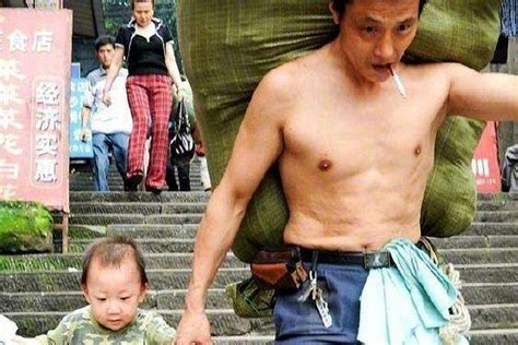 棒棒军父亲因一张照片走红 已在重庆买房