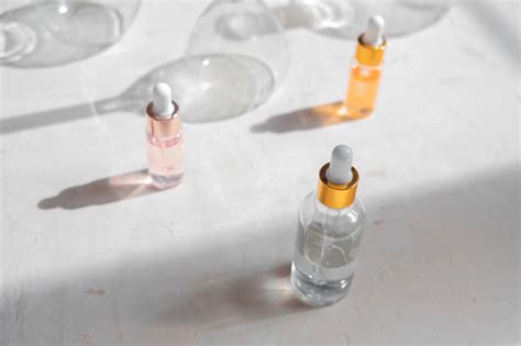 파이펫이 있는 앰버 유리 병에 담긴 에코 미네랄 오일 투명 히알루론 세럼 젤과 스킨 케어 컨셉 위쪽 가로 뷰 복사 공간 0명에 대한 스톡 사진 및 기타 이미지 Istock