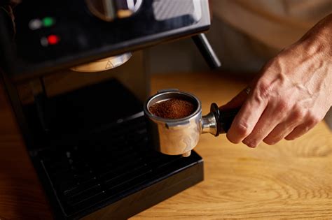 모던 카페에서 지상 커피 메이커에서 에스프레소를 만드는 남성 바리스타 손 바에 대한 스톡 사진 및 기타 이미지 바 스포츠 카페테리아 Istock