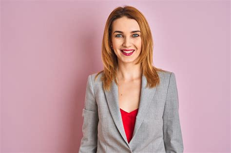 젊은 백인 비즈니스 여성은 얼굴에 행복하고 시원한 미소와 고립 된 분홍색 배경 위에 양복을 입고 운이 좋은 사람 경영자에 대한 스톡 사진 및 기타 이미지 Istock