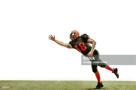 흰색 배경에 고립 된 목표를 위해 싸우는 미식 축구 선수 가득 찬에 대한 스톡 사진 및 기타 이미지 가득 찬 건강한 생활방식 검은색 Istock