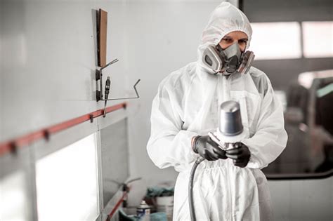 작업복과 페인팅 부스에서 페인트 스프레이 건을 들고 호흡 마스크 동안 전문 자동차 화가 가스 압축기에 대한 스톡 사진 및 기타 이미지 가스 압축기 교통수단 그림