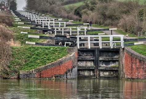 Caen Hill Locks Devizes Hdr 4153 This 2 Mile Stretch Of T Flickr