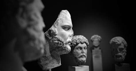 고대 로마 남자 박물관 블랙 앤 화이트 수직 쐈어 예술 전시회 조각상에 관한 무료 스톡 사진