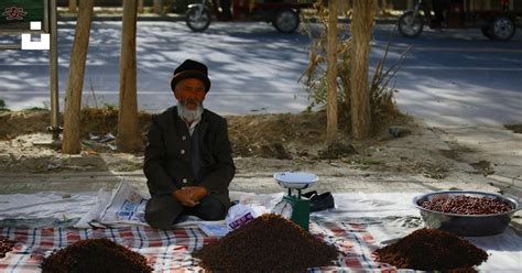 빨간색과 흰색 꽃 무늬 직물로 바닥에 앉아 있는 흰색 드레스 셔츠를 입은 남자 사진 Unsplash의 무료 회색 이미지