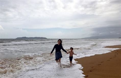 霍思燕帶嗯哼海邊玩，看到上岸後的嗯哼，竟再也沒人敢叫他小短腿 每日頭條