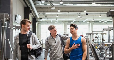 현대적인 체육관에서 가방을 든 젊은 남자 친구들이 서로 인사하고 있다 사진 Unsplash의 체육관 이미지