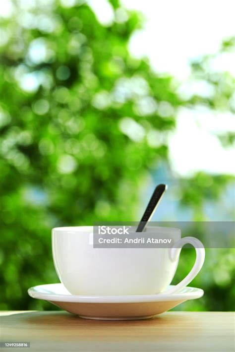 차 또는 맛있는 커피 음료를 곁들인 화이트 컵 아름다운 자연 배경에 뜨거운 음료 복사 공간을 복사합니다 수직 방향입니다 찻잔에