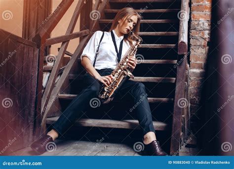 La Chica Joven Hermosa Toca Un Saxof N Que Se Sienta En Pasos Al Aire Libre La Mujer Atractiva