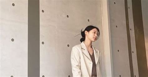 설현 슈트 묶은 머리와 운동화에도 정제된 매력 빛나는 포즈