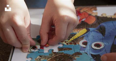 그림을 들고 있는 사람 사진 Unsplash의 무료 직소 퍼즐 이미지