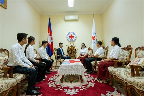 អ្នកឧកញ៉ា លឹម រស់ និងអ្នកឧកញ៉ា សុទ្ធី ម៉ូនីកា បរិច្ចាគថវិកា៥ម៉ឺនដុល្លារដល់កាកបាទ ក្រ ហម កម្ពុជា