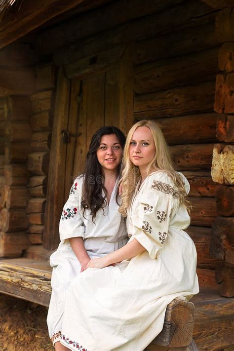 Ukrai Skie Dziewczyny W Obywatelu Odziewaj Zdj Cie Stock Obraz Z O Onej Z Kostium Natura