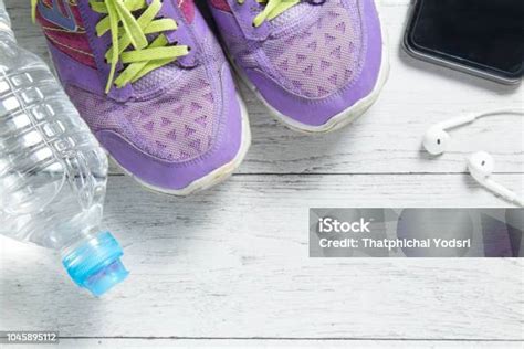 스포츠 평면 위치 보라색 신발 Copyspace 텍스트와 흰색 나무 배경에 스마트폰 및 운동 장비 개념 건강 한 라이프 스타일과 다이어트 스마트폰에 대한 스톡 사진 및 기타