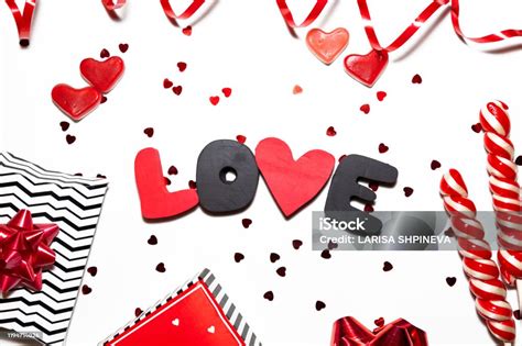 발렌타인 데이 로맨틱 파티 개념입니다 흰색 배경에 선물 상자 사랑 심장 모양 색종이 과자 검은 색과 빨간색 장식 0명에 대한 스톡 사진 및 기타 이미지 Istock