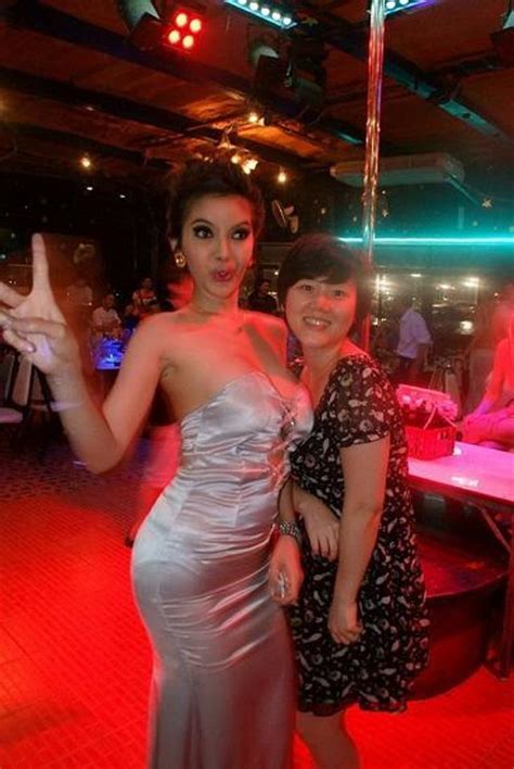 透视泰国人妖“阉割”后的生活新浪图片