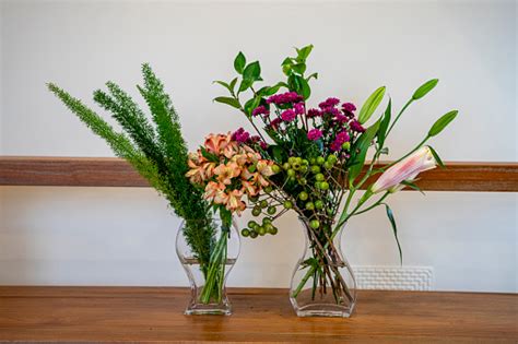 나무 테이블 위의 유리잔에 담긴 화려한 꽃다발 다양한 종류의 절화와 단풍의 구성 0명에 대한 스톡 사진 및 기타 이미지 0명 가격 거리 Istock