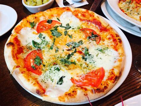 11 8 낮 ㅡ 주호 상희 셀러 ㅡ 건대 프리모바치오바치 ㅡ 무슨 피자 Food Breakfast Quiche