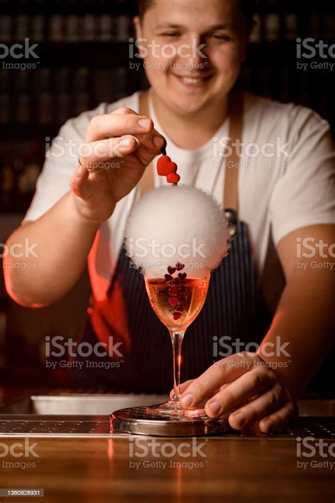 바텐더의 손은 바에 하트로 장식 유리에 연기가 자욱한 기포를 관통 번쩍이는에 대한 스톡 사진 및 기타 이미지 번쩍이는 칵테일 결정체 Istock