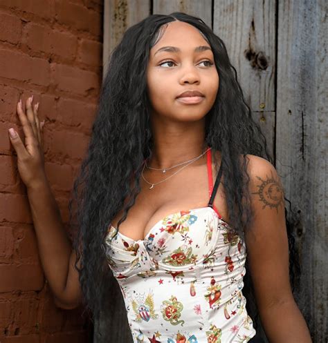 คลังภาพถ่ายฟรีของ กลางแจ้ง การจัดวาง การแสดงออก กำแพงอิฐ คนหนุ่มสาว ความงาม ความแตกต่าง