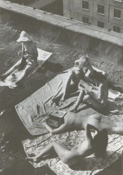 Retro Sunbathing Tumbex