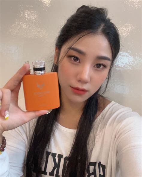 효민 🇰🇷 협찬 내가 좋아하는 머스크 향🫶 뿌리고 나서 남은 은은한 베이비파우더 향이 너무 좋다🧡 요즘 꿉꿉한 날씨에 운동후에도 찝찝함이 이향수로 덮어줌🥴 선물로도