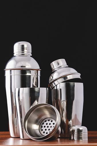 3 칵테일 셰이 커 바에서 여름 칵테일을 만들기 위한 분해 된 형태로 유럽 통 유리 체 뚜껑 칵테일에 대한 스톡 사진 및 기타