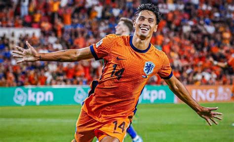 ចុម កីឡាករជម្រើសជាតិ ហូល្លង់ រូបនេះប្រាប់ថា គាត់ស្រឡាញ់ Messi ពេក រហូតដាក់ឈ្មោះសត្វឆ្កែខ្លួនថា